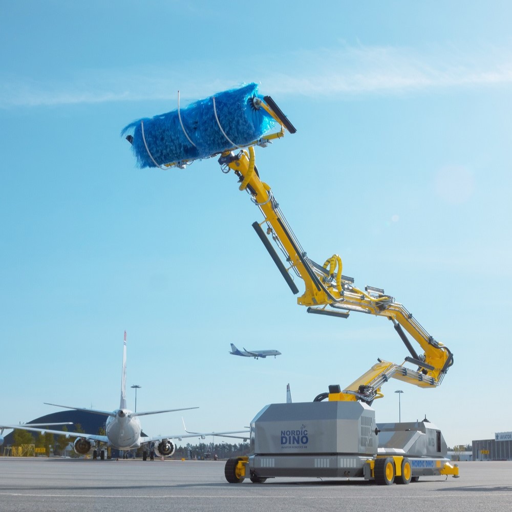 Safety First: How Robots Revolutionize Aircraft Cleaning